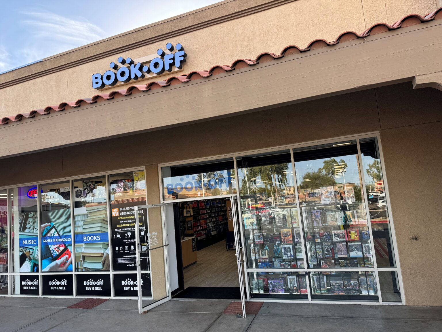 BOOKOFF MESA (Arizona) - BOOKOFF USA